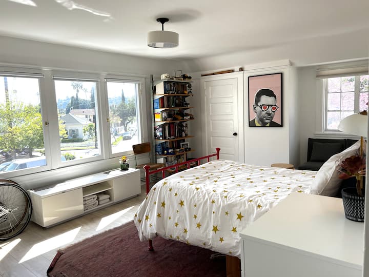 Large Bedroom In Cheerful Home - Los Ángeles, CA