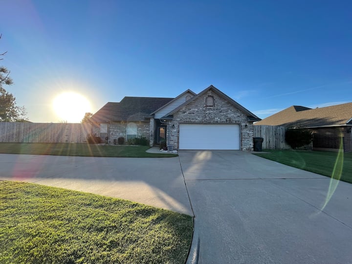 Entire Home, 4-beds, Close To Shopping - Edmond, OK
