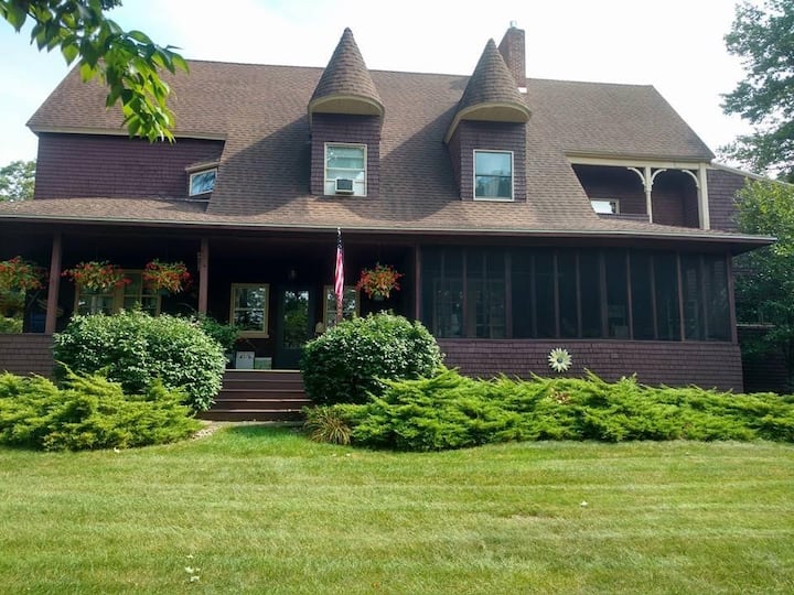 Historic Three Story Lodge - Saratoga Springs, NY