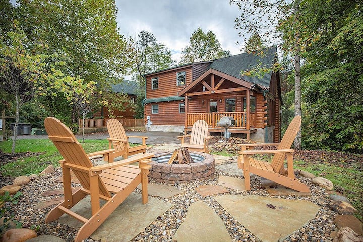 "Clean Large Cabin Near Smokeys. Hot Tub, Fire Pit & Near Strip. May See Bears! - Gatlinburg, TN