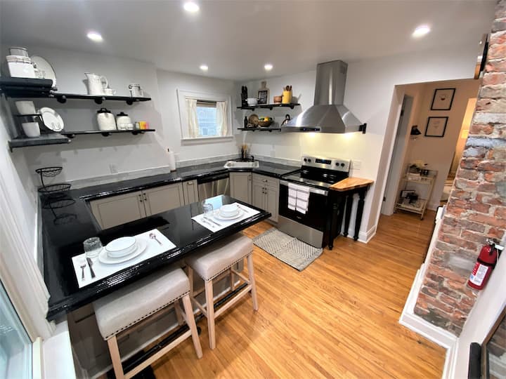 The Palace - 2 Bedroom Entire Apartment - Columbus, OH