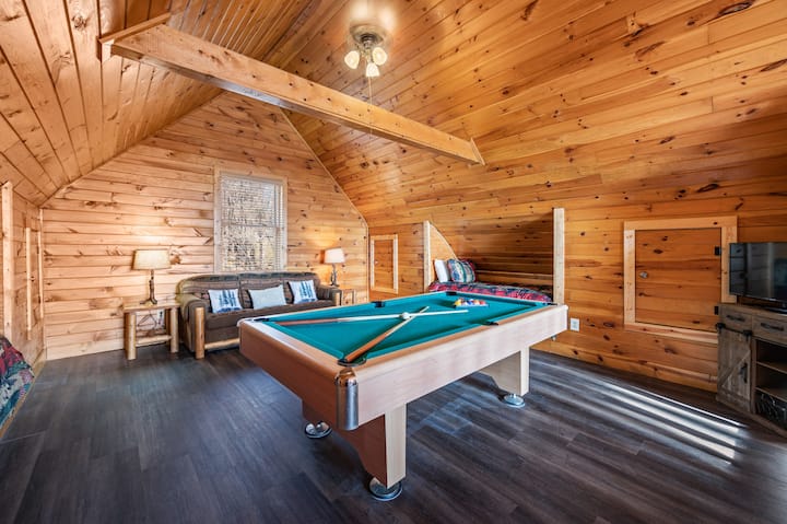 Smoky Mtn Cabin / Sleeps 8/ Hot Tub/ Pool Table - Sevierville