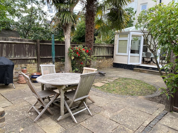 2 Bed Town Centre Cottage + Garden + Free Parking - Sutton - London