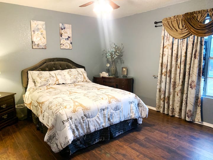 Quaint Bedroom With Shared Bath - Laredo, TX