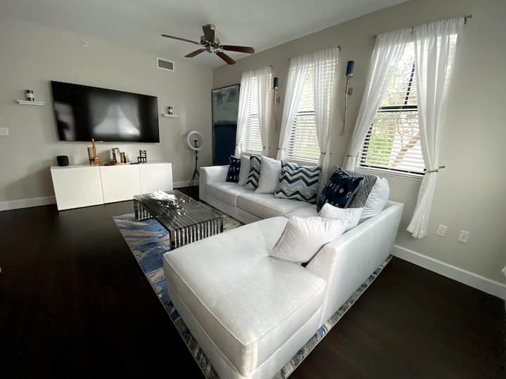 Enjoy Peace & Tranquillity. A Home Away From Home - Pembroke Pines, FL