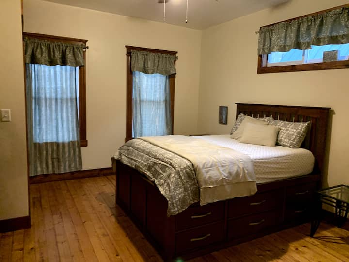 Restored Victorian 2 Bedroom Apt / Private Parking - Utica, NY