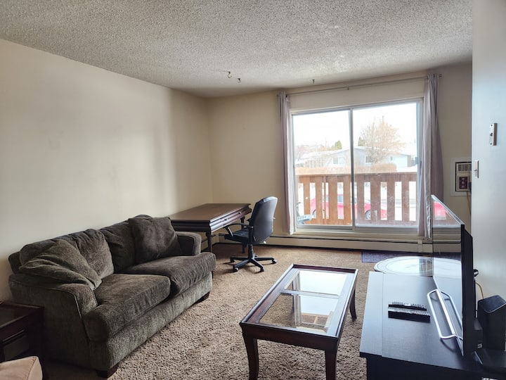 Spacious 2 Bedroom Apartment With Extra Den - 로이드민스터