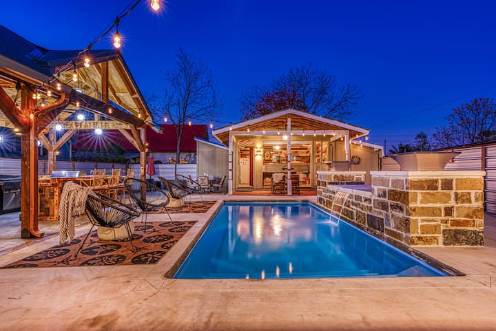 Unique 7 Bed Home W/pool & Pool Table Mins To Dt - San Antonio, TX