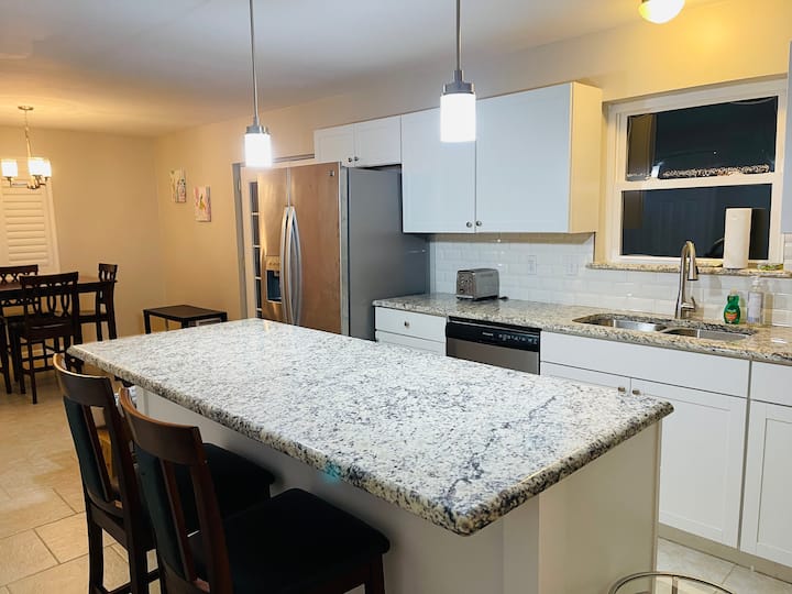 Master Suite W/fast Wif In Great Central Location - Farmers Branch, TX