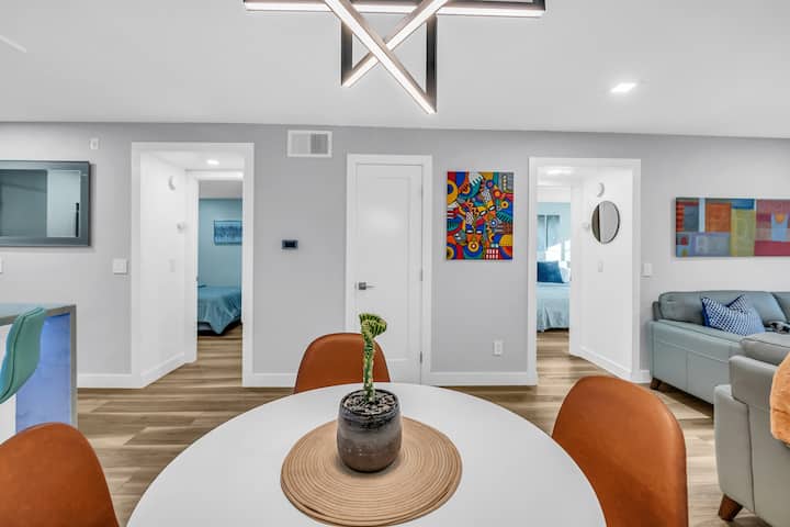 Sleek & Modern Woodland Hills Condo 2 En-suite Bd - Los Angeles, CA