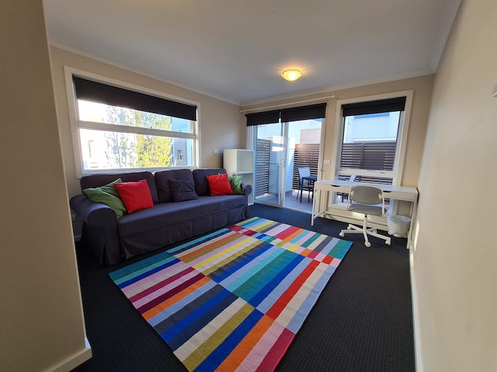 Cheerful 3 Bedroom Townhouse - Point Cook