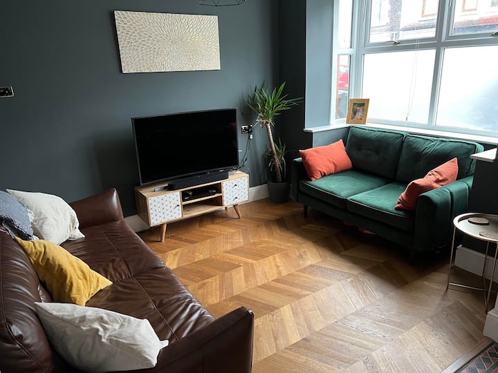 2 Bed Townhouse Near City Centre, Good Parking - Cardiff
