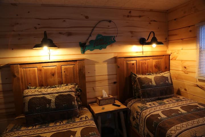 Newly Remodeled Cabin  ,The Fisherman's Den. - Schroon Lake, NY