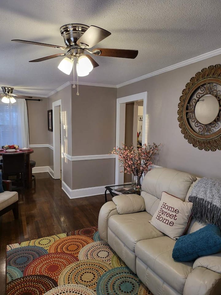 Cheerful 2 Bedroom Residential Home With An Office - Greenville, NC