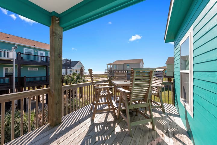 Charming Water View Beach House On Crystal Beach - Crystal Beach, TX