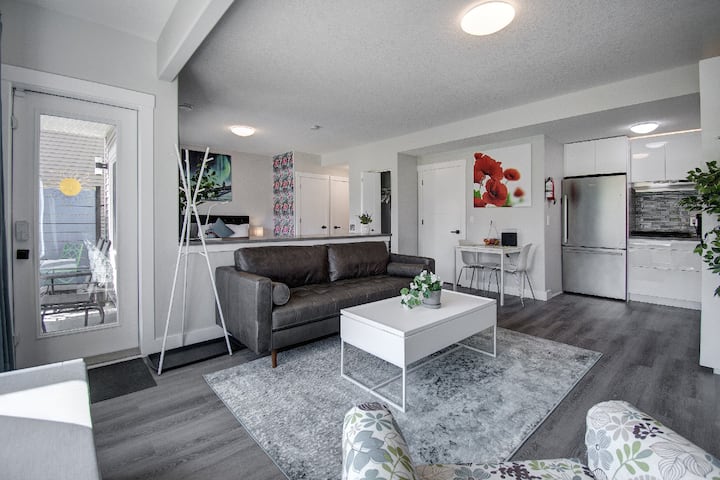 Light  & Spacious  Walk-out Suite. - アルバータ
