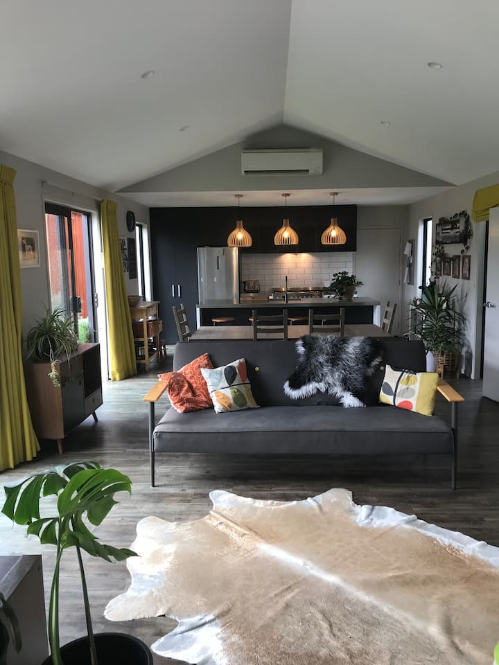 Sun Drenched 4 Bed House, Sleeps 10 - Queenstown