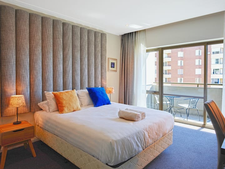 Metropolis Queen Studio With Indoor Pool & Balcony - Australia