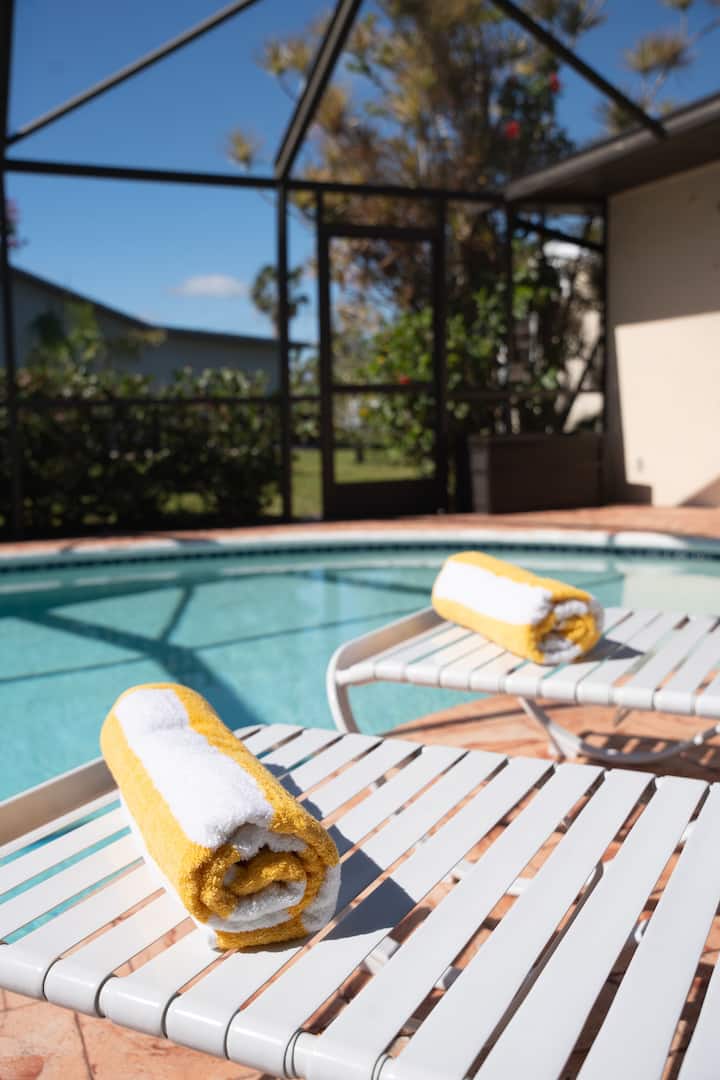 Palm Leaf Getaway - Golf & Saltwater Pool - Cape Coral, FL