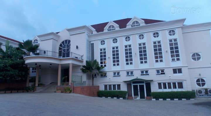 Home Away From Home With Pool & Gym. - Ibadan