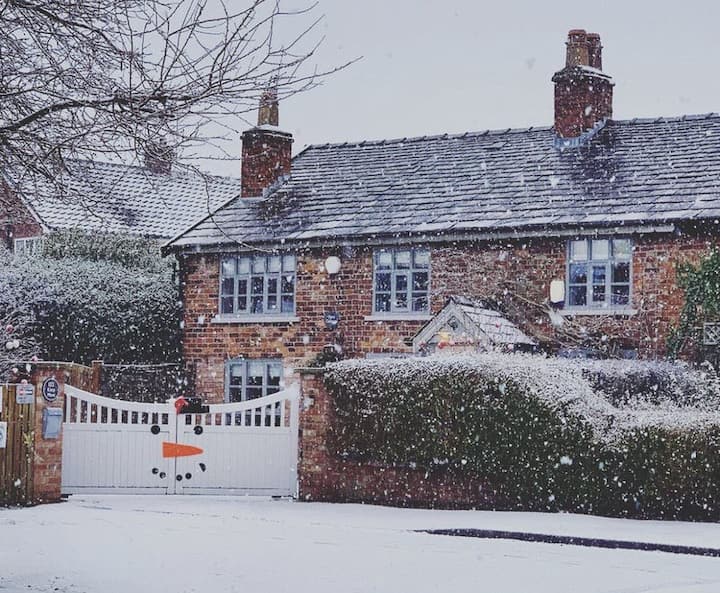 Cozy Cottage B&b: Private Bathroom & Dog Friendly - Stockport