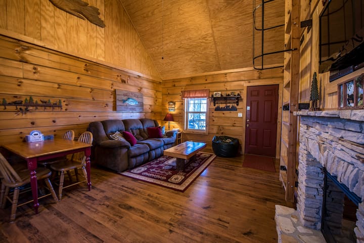 Bass Cabin With Hot Tub - Alabama