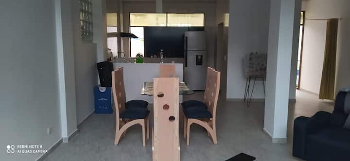 Casa Espaciosa Con Aire Acondicionado. Parqueadero - Apulo