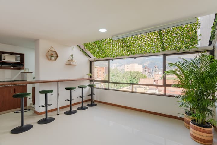 Spacious/great View/la 70/3 Br Condo In Lauereles - Medellín