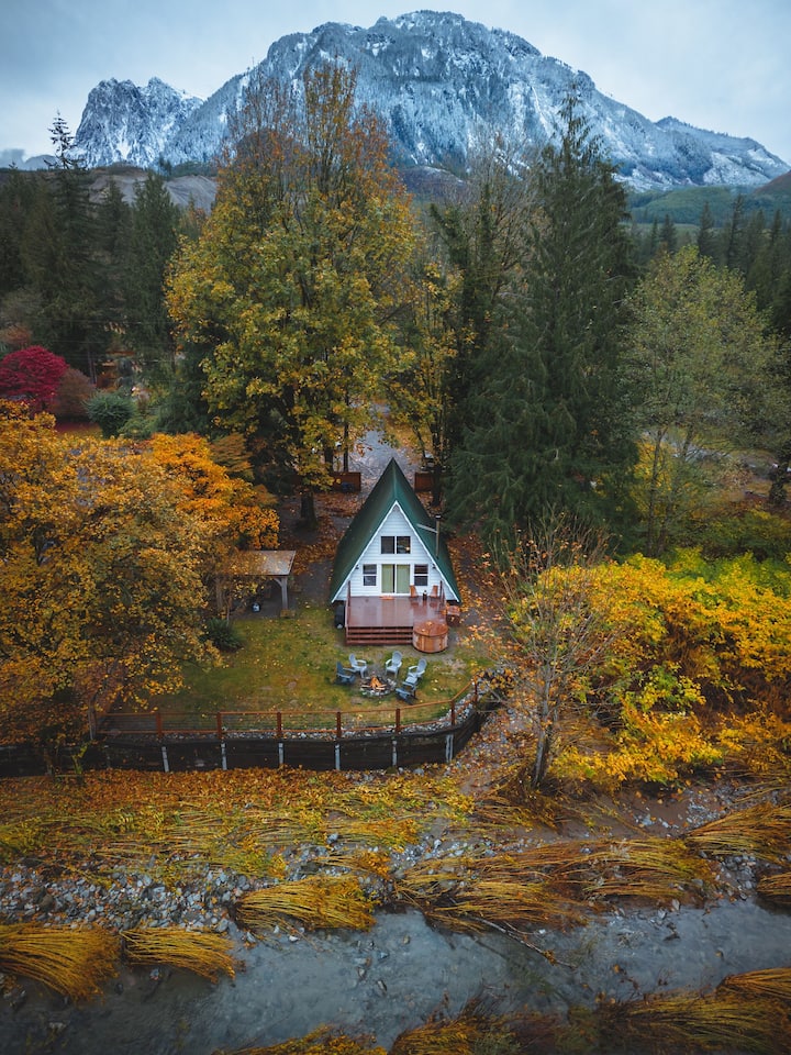 Daisy Cozy Riverfront W/ Hot Tub & Wood Stove - Wallace Falls State Park, Gold Bar