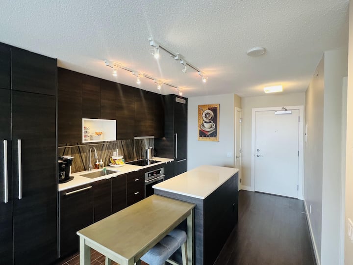 1 Bedroom Condo With Gated Parking. Near Skytrain - Surrey