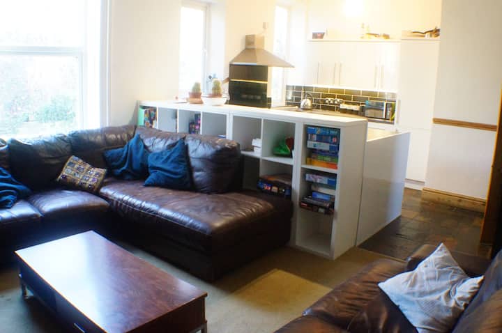 Light Spacious, 4 Bed Victorian Townhouse. Patio. - Leeds