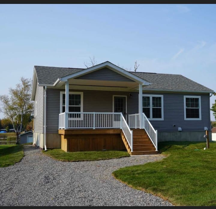 Water Front Licensed All Season Cottage - Kawartha Lakes