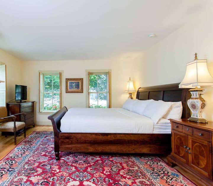 Premium King In Boutique Vermont Hotel - Woodstock, VT