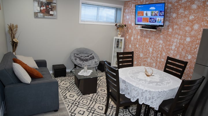 Adorable 1 Bedroom + Sofa Bed Close  Yyc Airport - Calgary