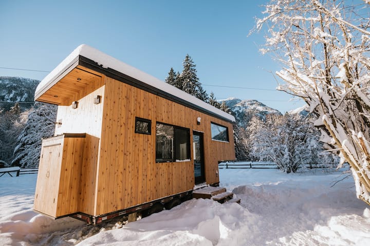 Tiny House Farm Retreat · Sauna · Hot Tub · - British Columbia