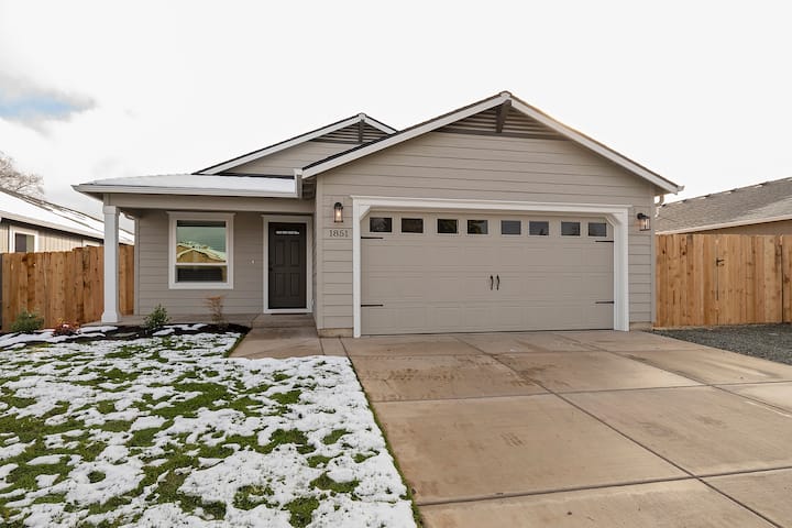 Southwest Medford Retreat Awaits You - Medford, OR