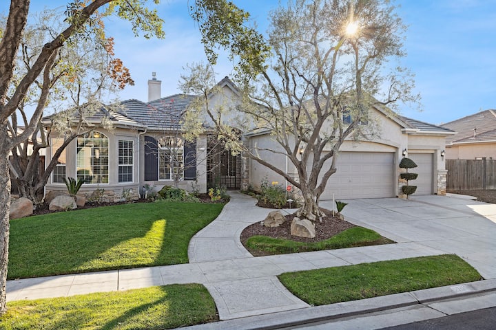 Modern Clovis Estate W/pool - Prof. Cleaned - Clovis, CA