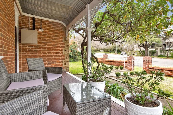 One Block From Cbd.  Home With Aircon Throughout. - Tamworth