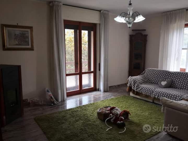 La Casa Si Trova In Zona Collinare , All'uscita Della Superstrada Flaminia Ss3 Verso Spoleto.
Immersa Nel Verde E Nella Tranquillità. - Terni