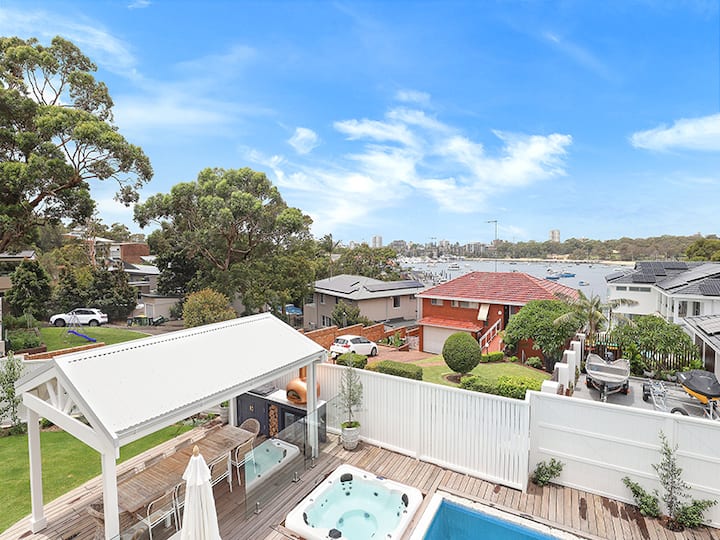 Bermuda House, Burraneer.
Luxury Living. - Cronulla