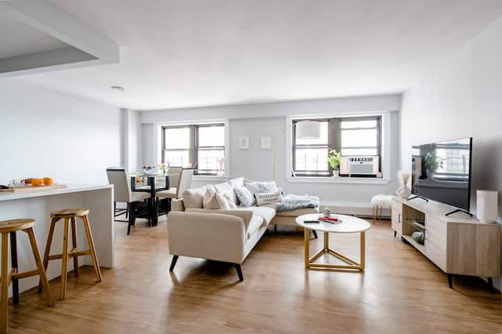 Bright Washington Heights Room • Safe Doorman - New York City