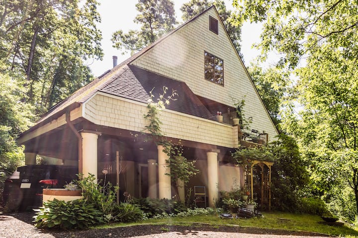 Cozy Nature Retreat At Chateau Madeux - Middlebury, CT