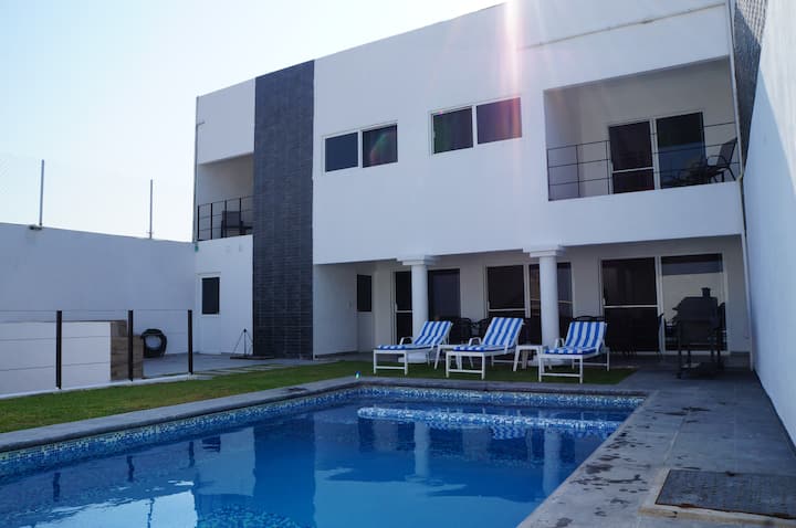 Casa Moderna Con Alberca Climatizada En Teques - Tequesquitengo
