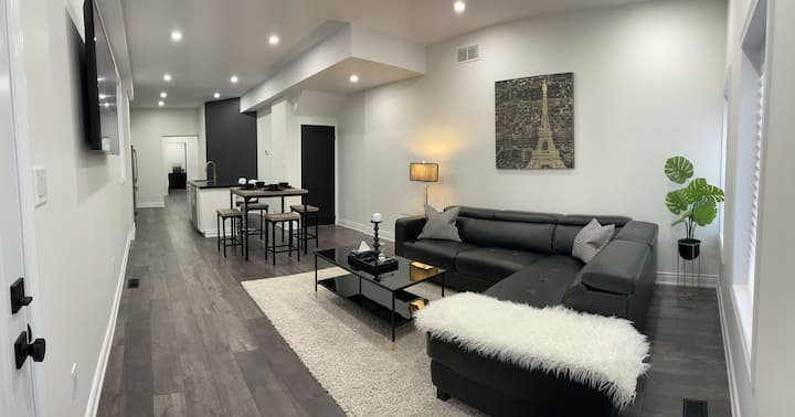 A Modern Stay In Hamilton's Downtown Core - Hamilton