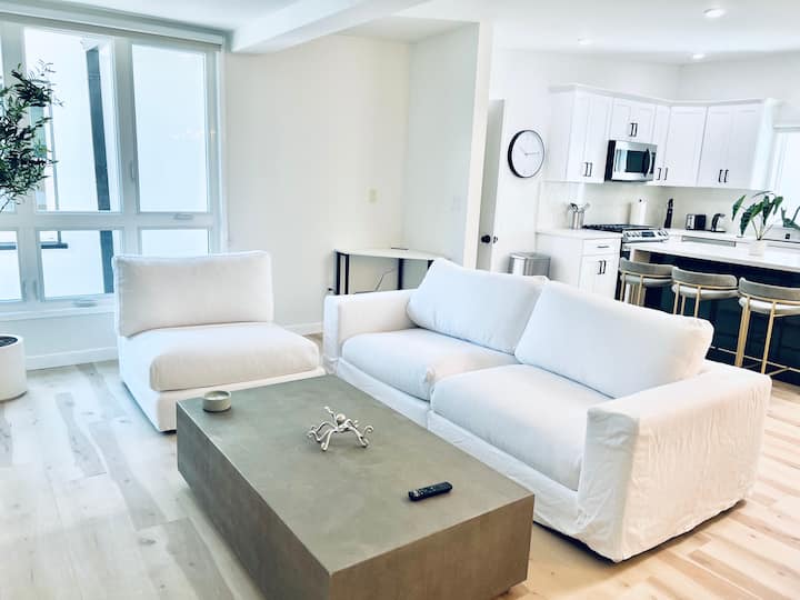 Lovely 1-bedroom W/ Patio | West Hollywood Stay - Los Angeles, CA