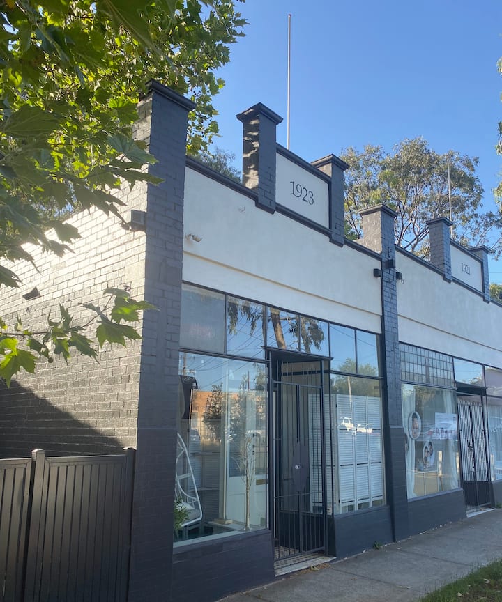 Patricia's Place - Cosy, Quirky, Vintage Shopfront - Ivanhoe
