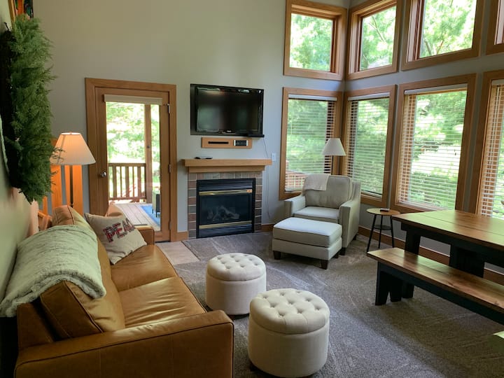 Five Bedrooms, Slps 17, At Base Of Mountain - Michigan