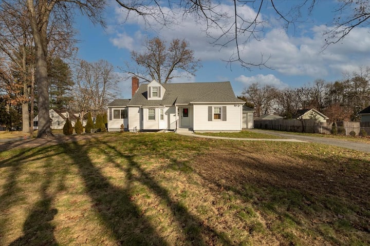 Clean And Comfortable 4 Br Cape Near Wne Campus - Ludlow, MA