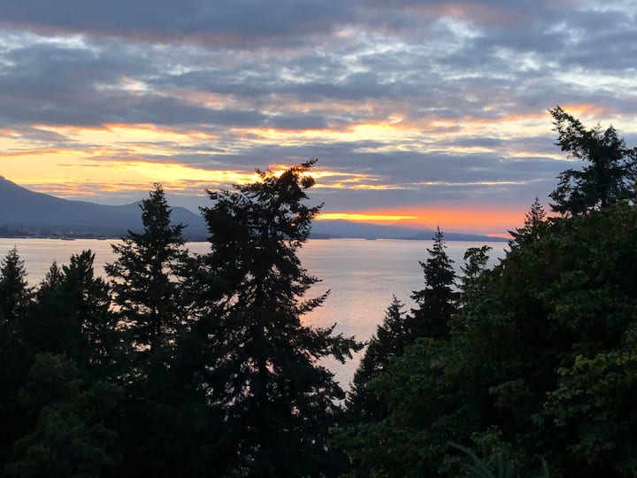 Sauna / Woodstove / Soaker Tub Ocean View Retreat - Galiano Island