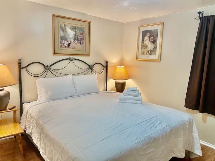 Cozy 4 Bedroom Home With 2 King Sized Beds - Toledo, OH